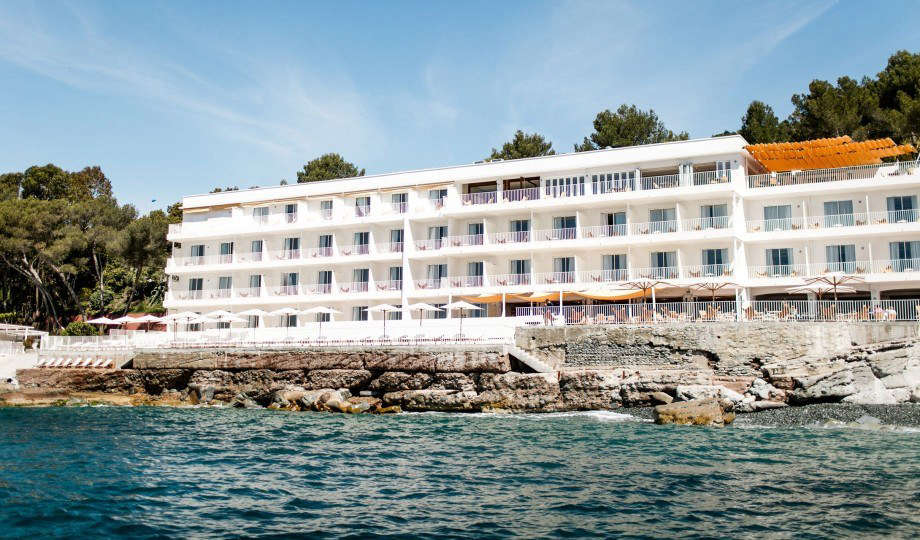 Hotel Les Roches Rouges: Vintage Seaside Glamour on the Côte d'Azur ...
